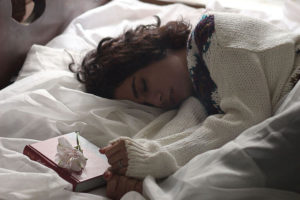 11 Proven Benefits of Reading Before Bed (Backed by Science)